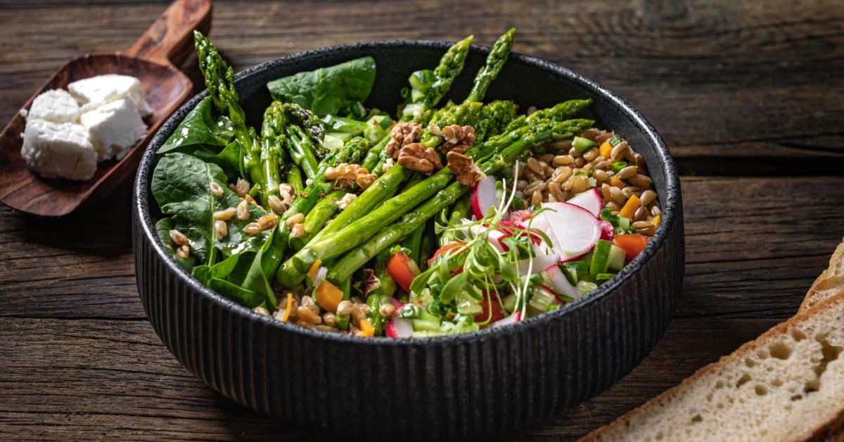 Recipe for green spelt salad with asparagus